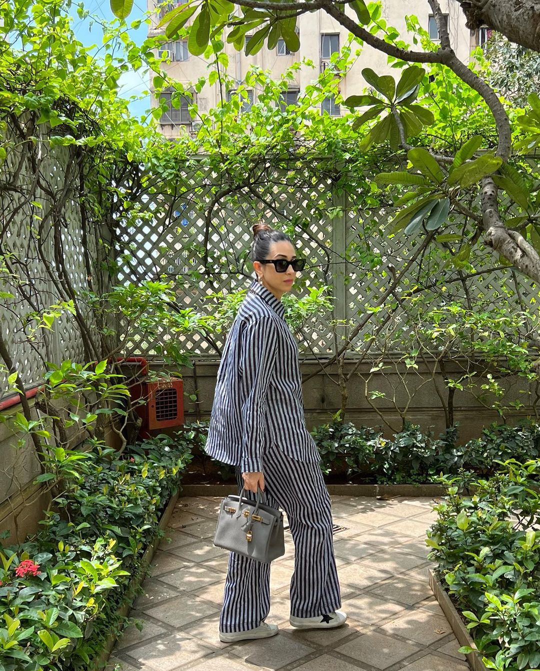 Karisma Kapoor Spells Elegance In Printed Chiffon Saree, Check Out The ...