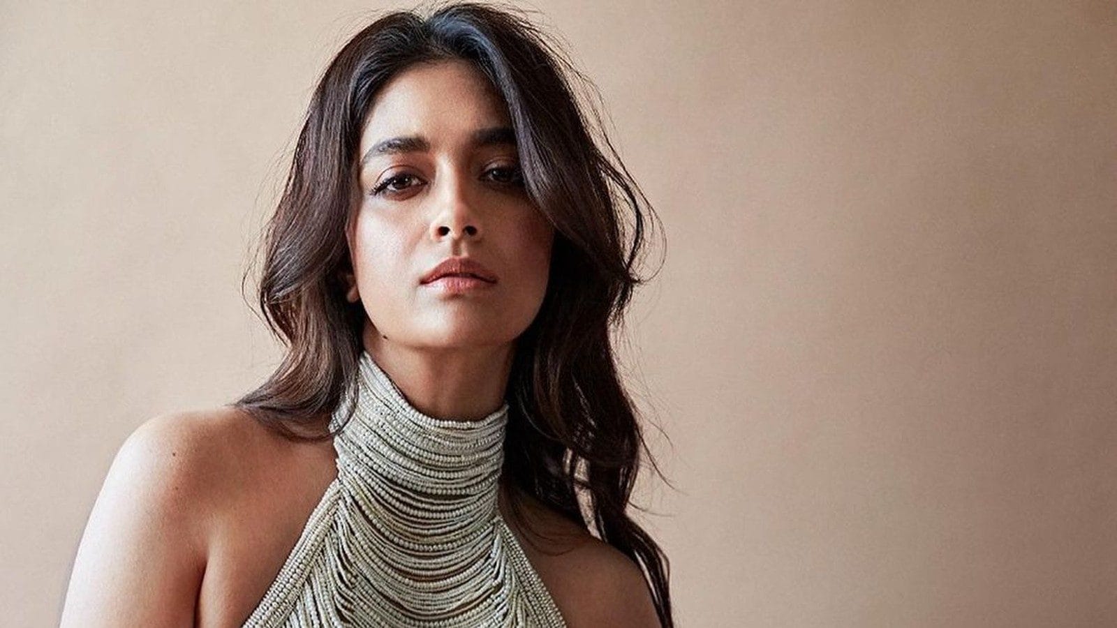 Keerthy Suresh Meets Janhvi Kapoor At Hyderabad Airport, Check Out ...