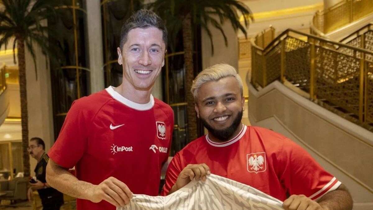 Robert Lewandowski Pleases Saudi Arabian Fan With Signed Jersey - News18