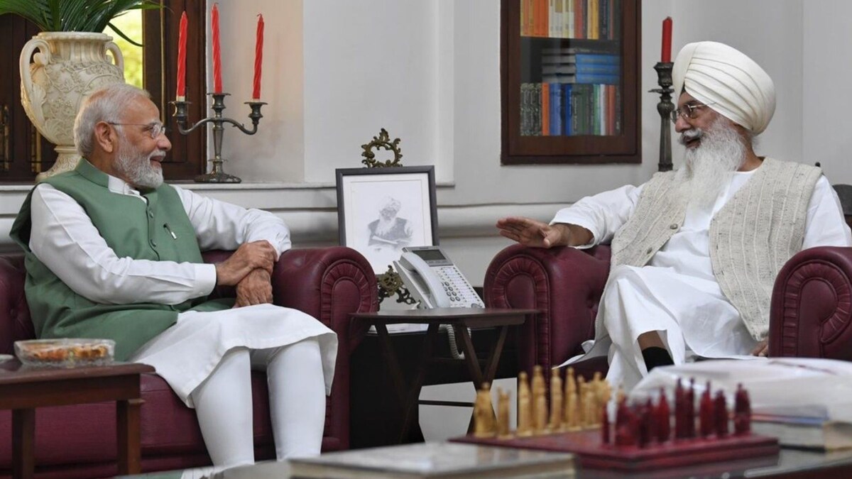 PM Modi Visits Radha Soami Satsang Beas, Meets Chief Dhillon - News18