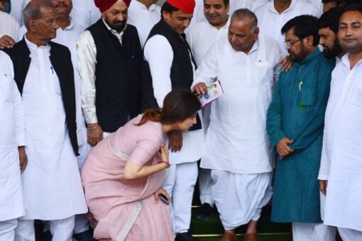 Byelection: Shouldering Father-in-law's Legacy, Dimple Yadav is SP Pick ...