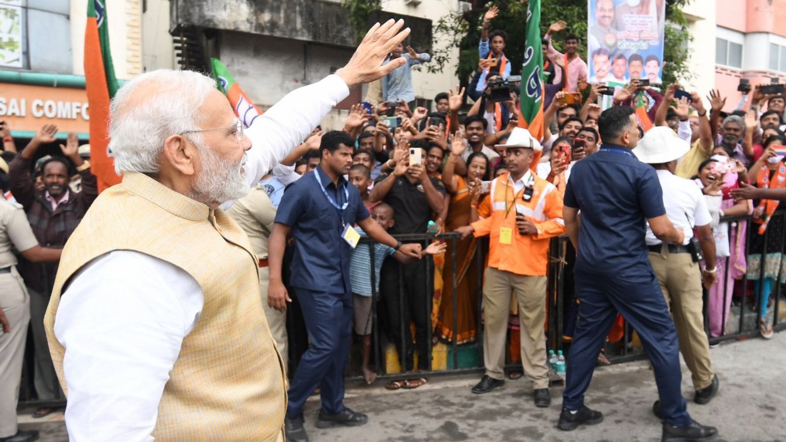 Modi inaugure des projets d'une valeur supérieure à Rs 10 500 Cr à ...