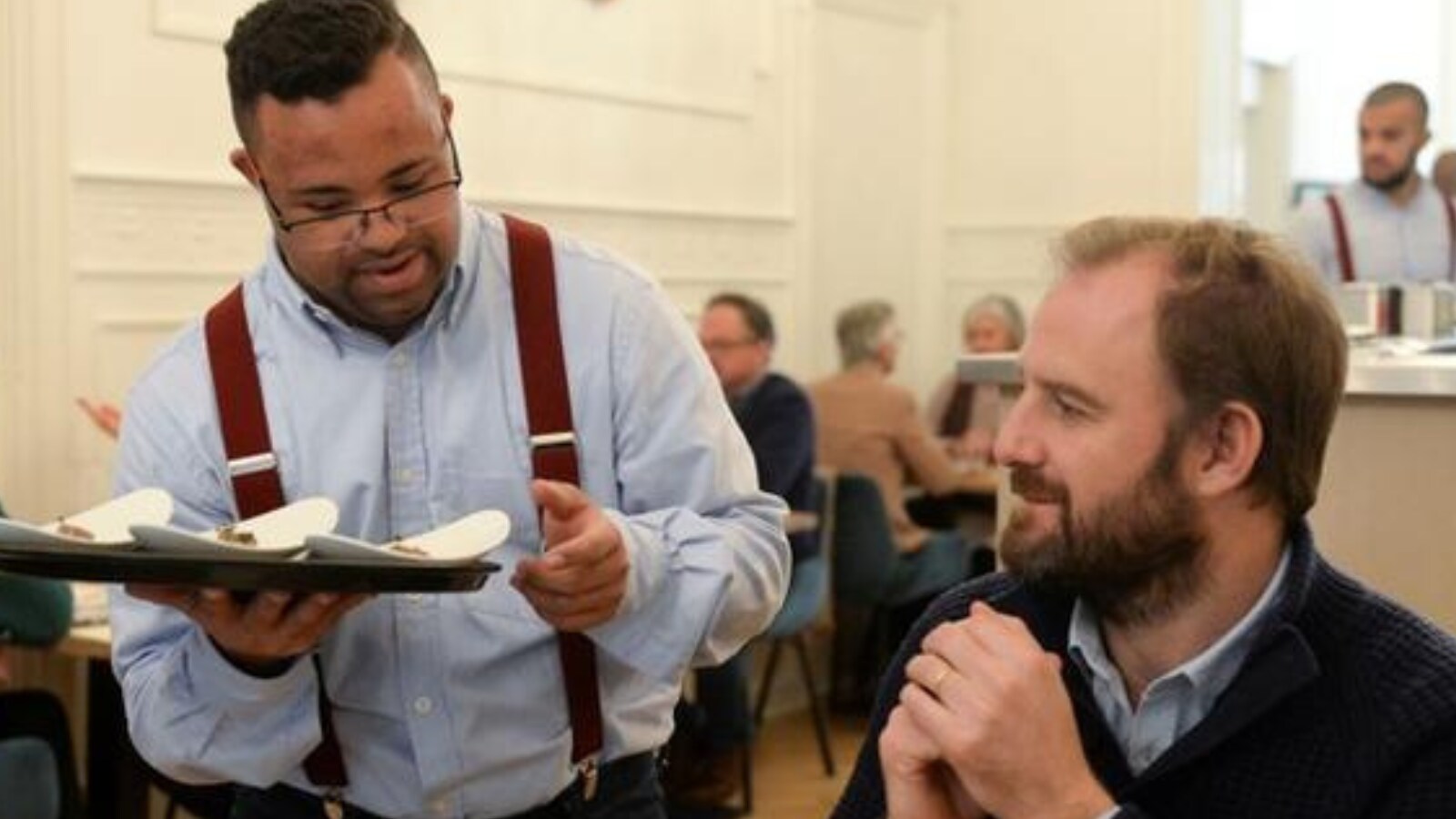 Waiter Rants About Group of 16 Who Came in 45 Minutes Before Closing ...