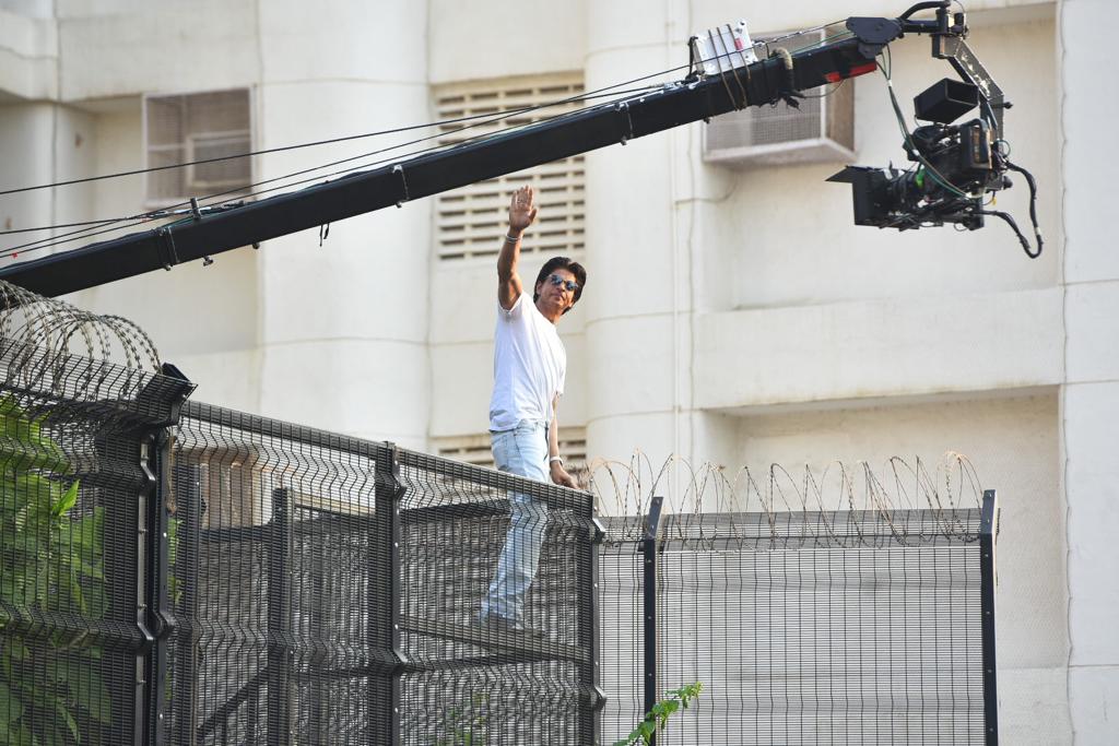 Shah Rukh Khan Waves At Fans Outside Mannat, Clicks a Selfie With Them On His 57th Birthday ...