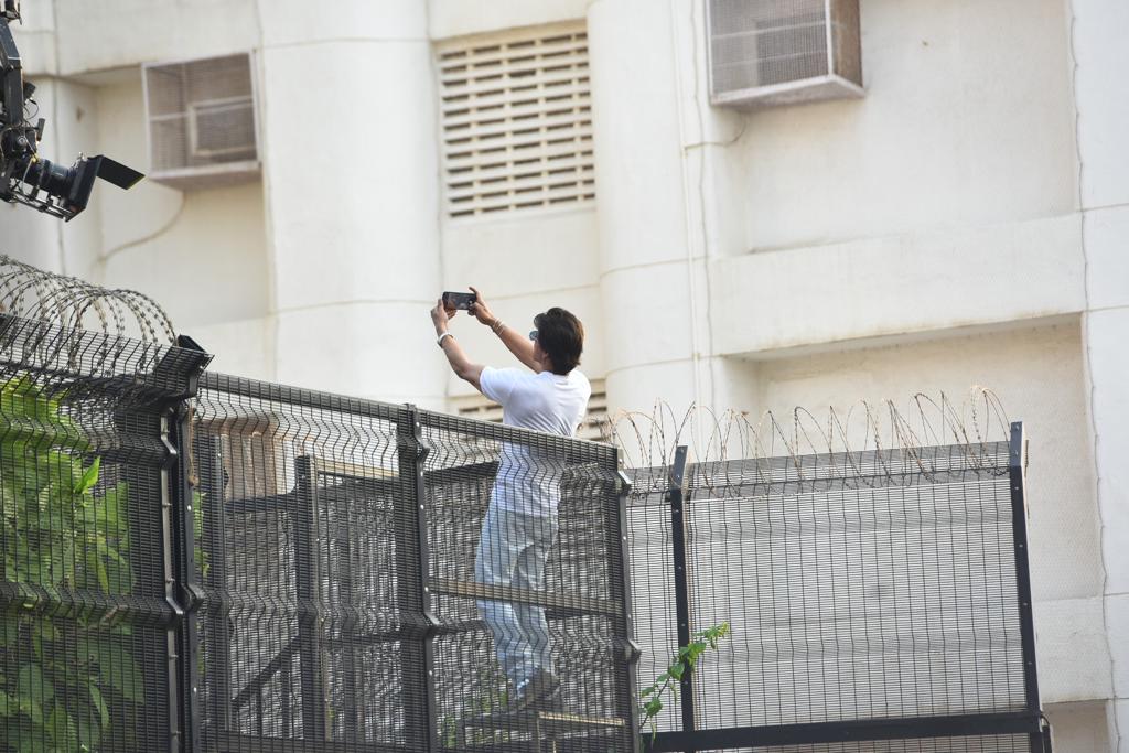 Shah Rukh Khan Waves At Fans Outside Mannat, Clicks a Selfie With Them ...