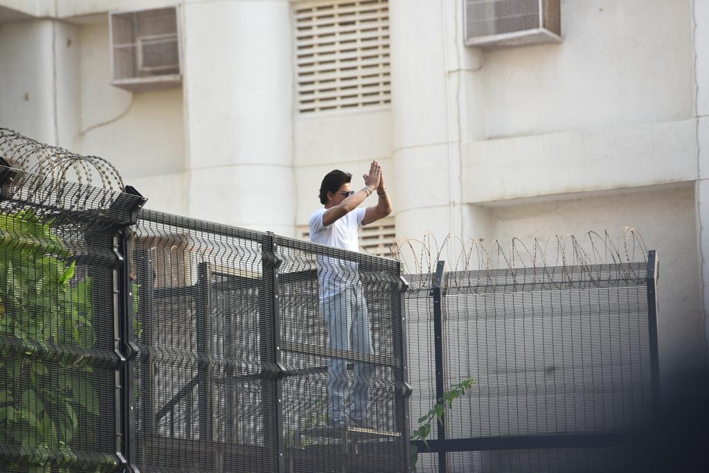 Shah Rukh Khan Waves At Fans Outside Mannat, Clicks a Selfie With Them On His 57th Birthday ...