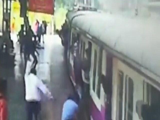 Mumbai: RPF Jawans Rescue Child, Woman As They Fall on Track from ...