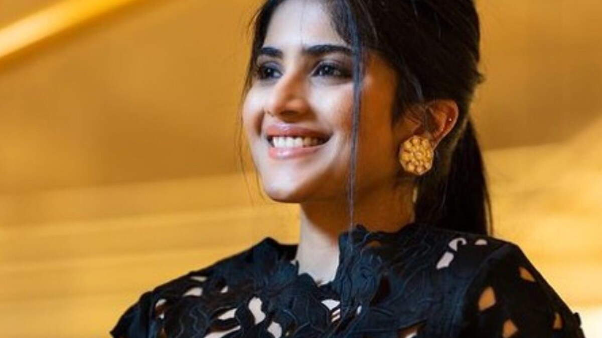Actress Megha Akash Redefines Grace in Ethnic Ensemble, See Pics - News18
