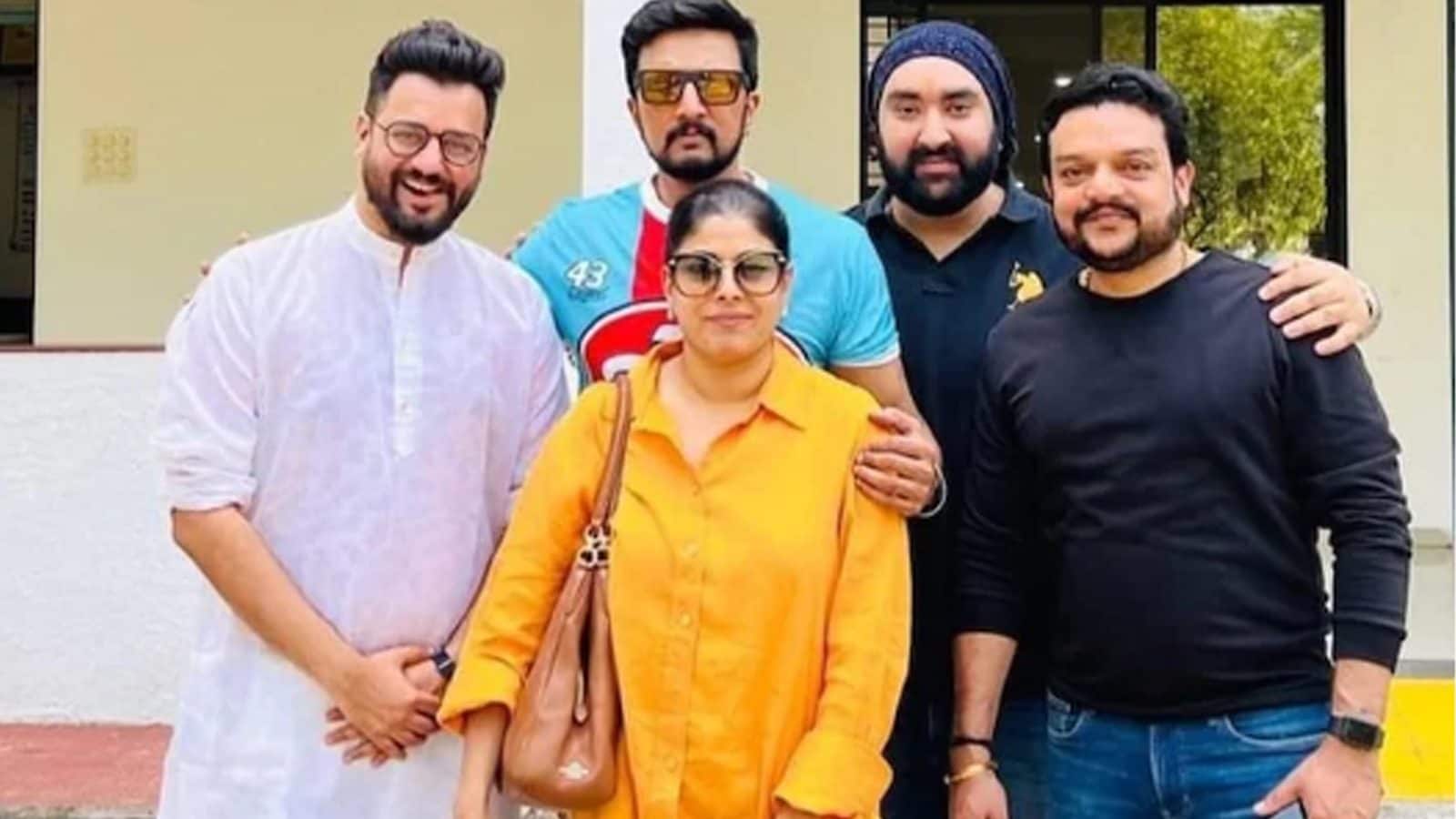 Kiccha Sudeep Visits Sai Baba Temple in Shirdi With Family and Friends ...