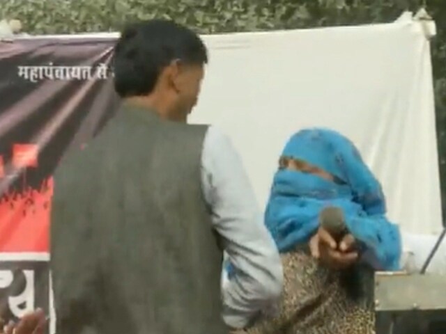 Woman Thrashes Man With Slippers on Stage at Event in Delhi Over ...