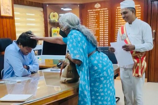 IAS Officer Shares Photo Receiving Blessings From Elderly Woman - News18