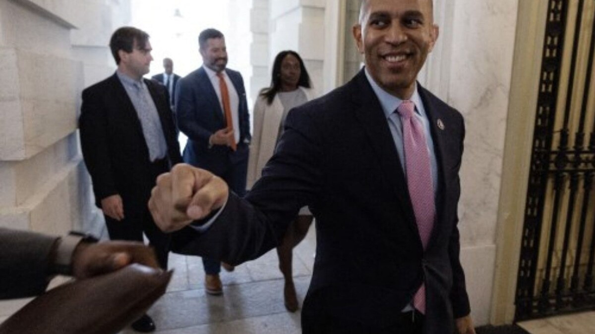 Hakeem Jeffries Wins Historic Bid to Lead House Democrats After Nancy ...