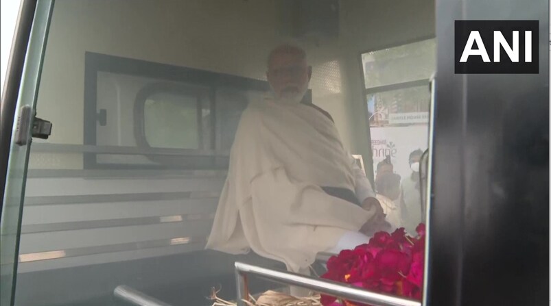 PM Modi Bids Emotional Farewell to Mother; A Look at His Heart-warming ...