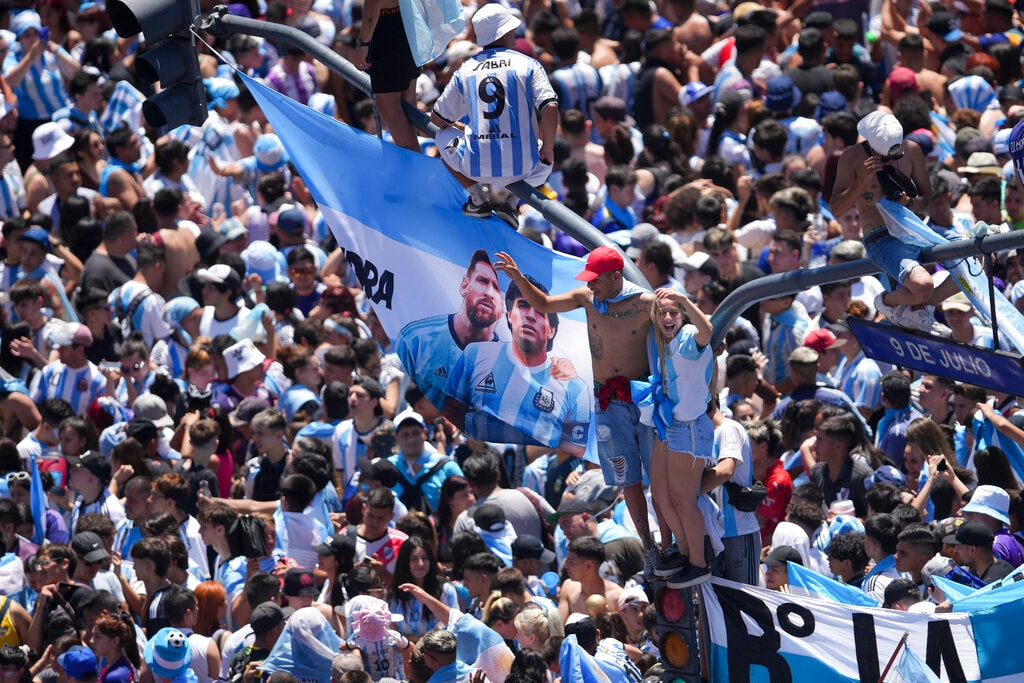 Lionel Messi and Co in a Sea of People! FIFA World Cup Winners ...
