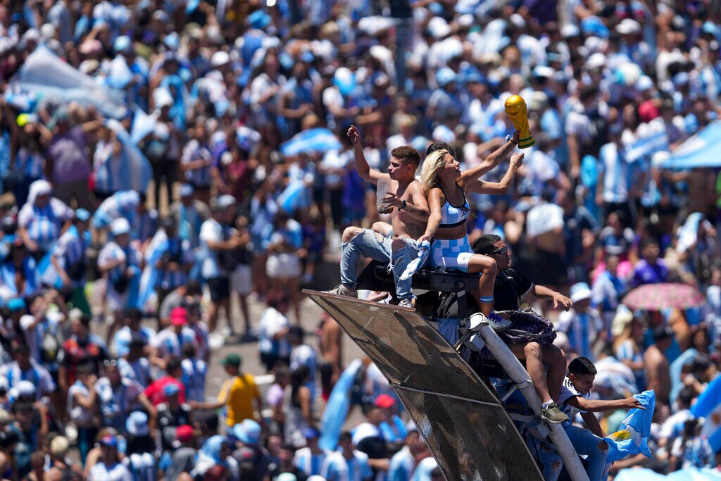 Lionel Messi and Co in a Sea of People! FIFA World Cup Winners ...