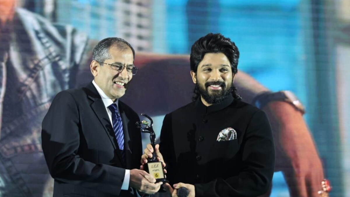 Allu Arjun Fans in Russia Go Crazy As Pushpa Star Addresses Crowd in ...