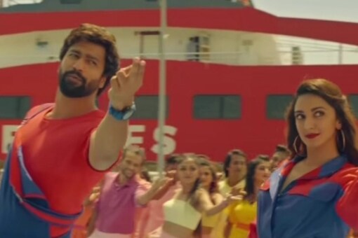 Pappi Jhappi Song: Kiara Advani and Vicky Kaushal Kiss and Tell In New ...