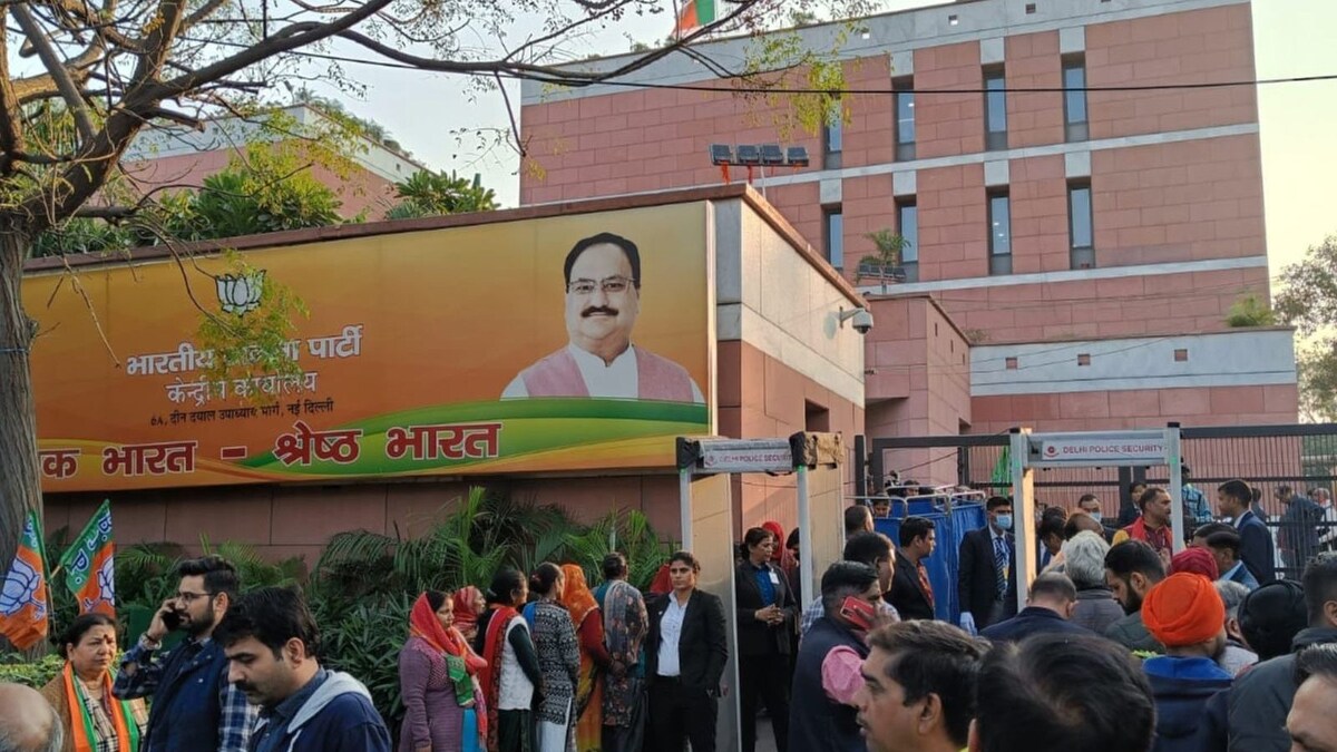 With Gulal & Dhols, Massive Crowd at BJP HQ in Delhi Celebrates ...