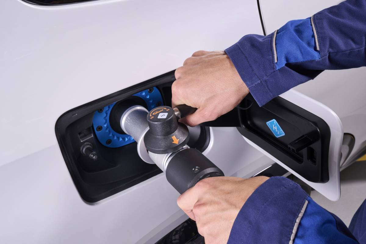 BMW's First SUV Featuring Hydrogen Fuel Cell Technology Enters ...