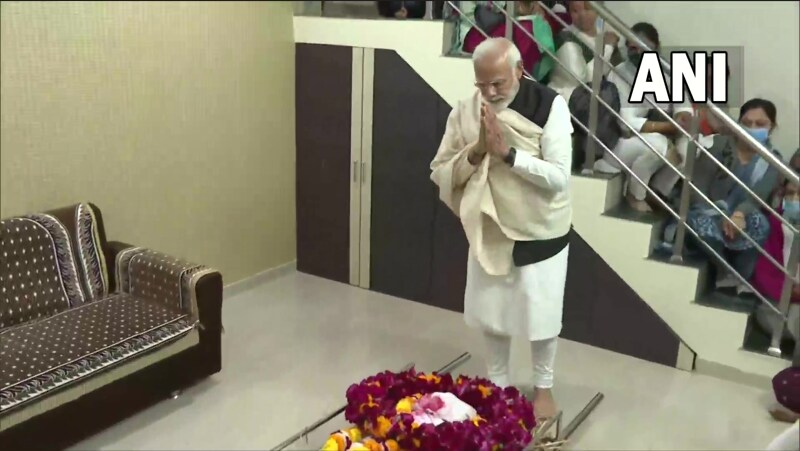 PM Modi Bids Emotional Farewell to Mother; A Look at His Heart-warming ...