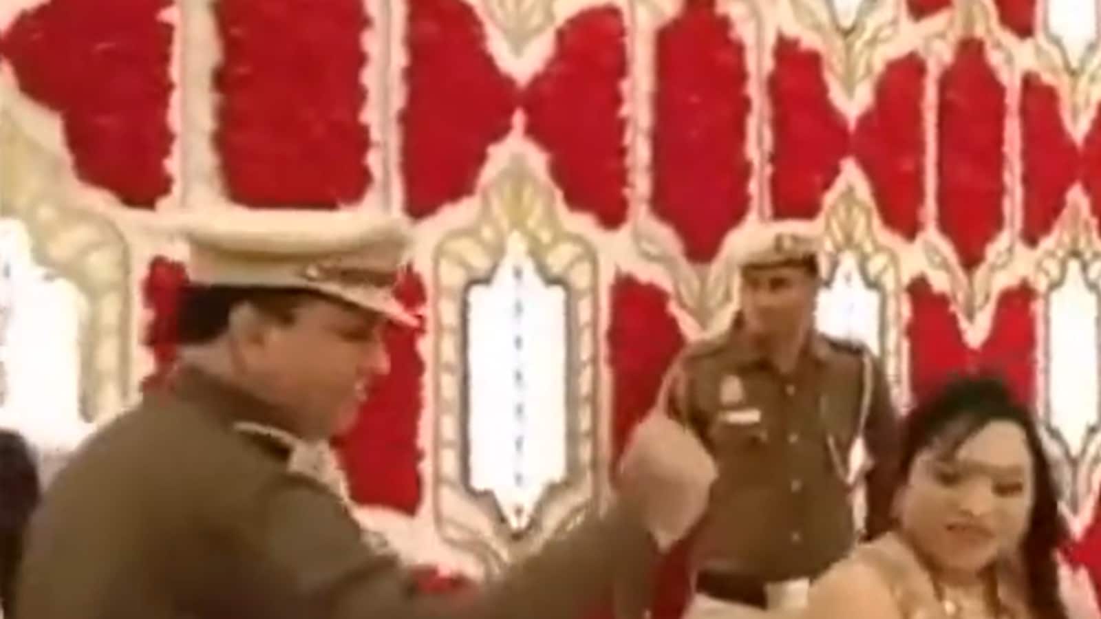 Delhi Police Officer Dances on 'Mera Balam Thanedar' in Uniform, May ...