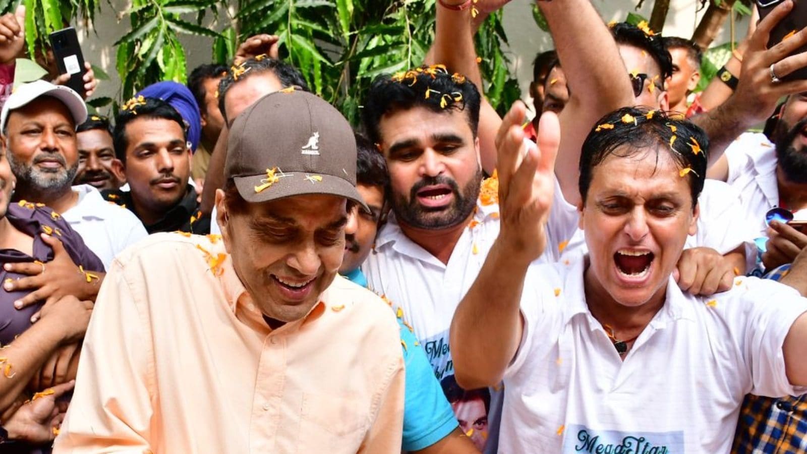 Dharmendra Cuts Cake, Celebrates His 87th Birthday With Fans In a ...