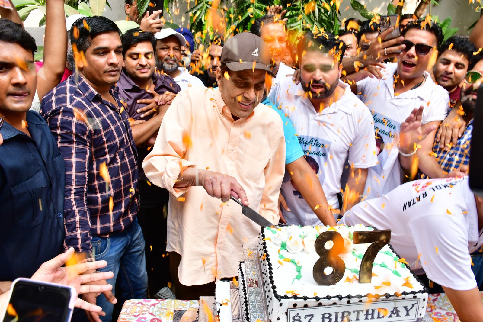 Dharmendra Cuts Cake, Celebrates His 87th Birthday With Fans In a ...