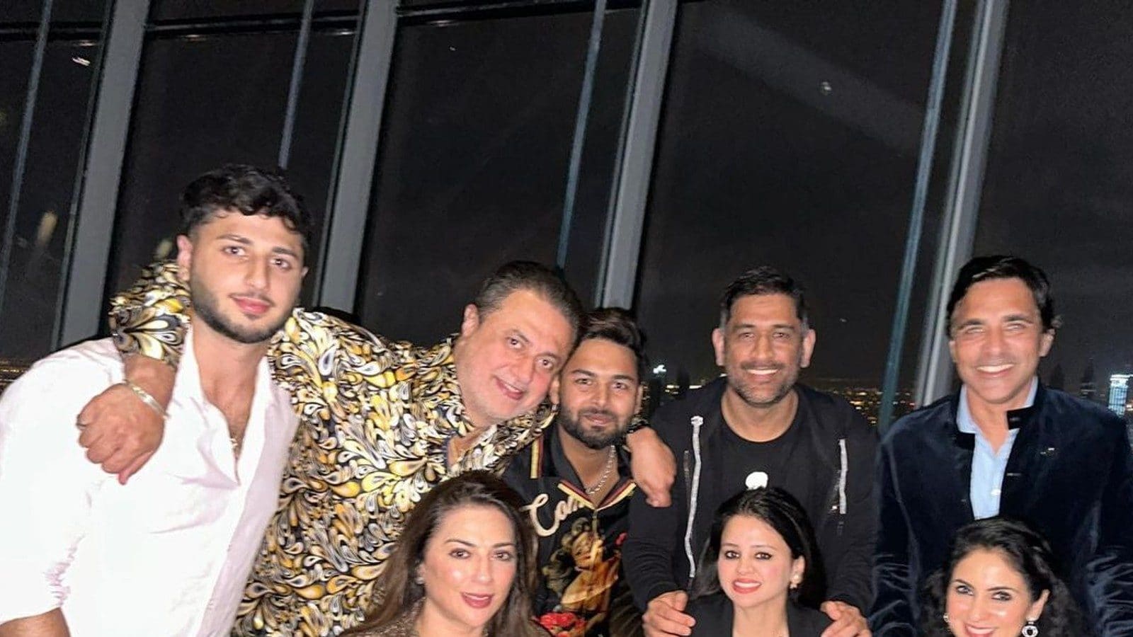 MS Dhoni And Sakshi Celebrate Christmas With Rishabh Pant and Others In ...