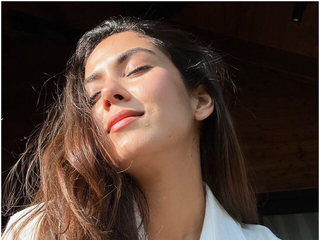 Mira Kapoor is Soaking Up the Sun with a Glowing Face and Tousled Hair ...