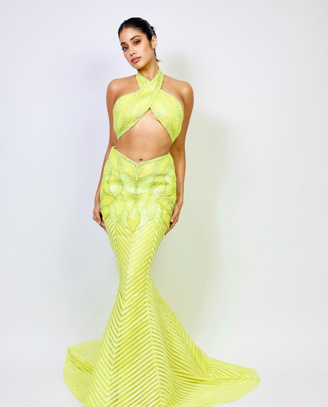 Janhvi Kapoor Flaunts Hourglass Figure In Mermaid-style Cutout Dress, Check Out The Diva's Sexy ...