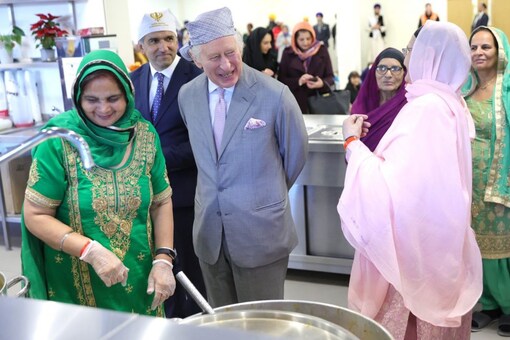 King Charles Sits on Floor at Gurdwara in England, Lauds 'Langar', Sikh ...