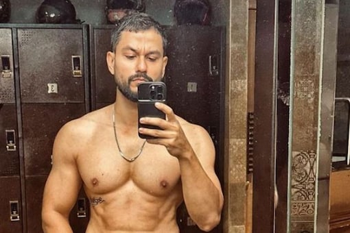 Kunal Kemmu Treats Fans With Shirtless Photo, Shows Off His Chiselled ...