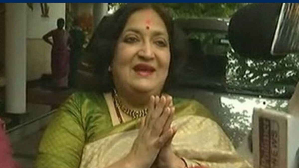Latha Rajinikanth Urges Fans Not to Stand Outside Their Residence Amid ...