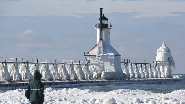 Frozen Lighthouse on Lake Michigan Looks 'Otherworldly' After Blizzard ...