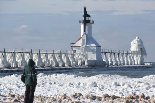 Frozen Lighthouse on Lake Michigan Looks 'Otherworldly' After Blizzard ...