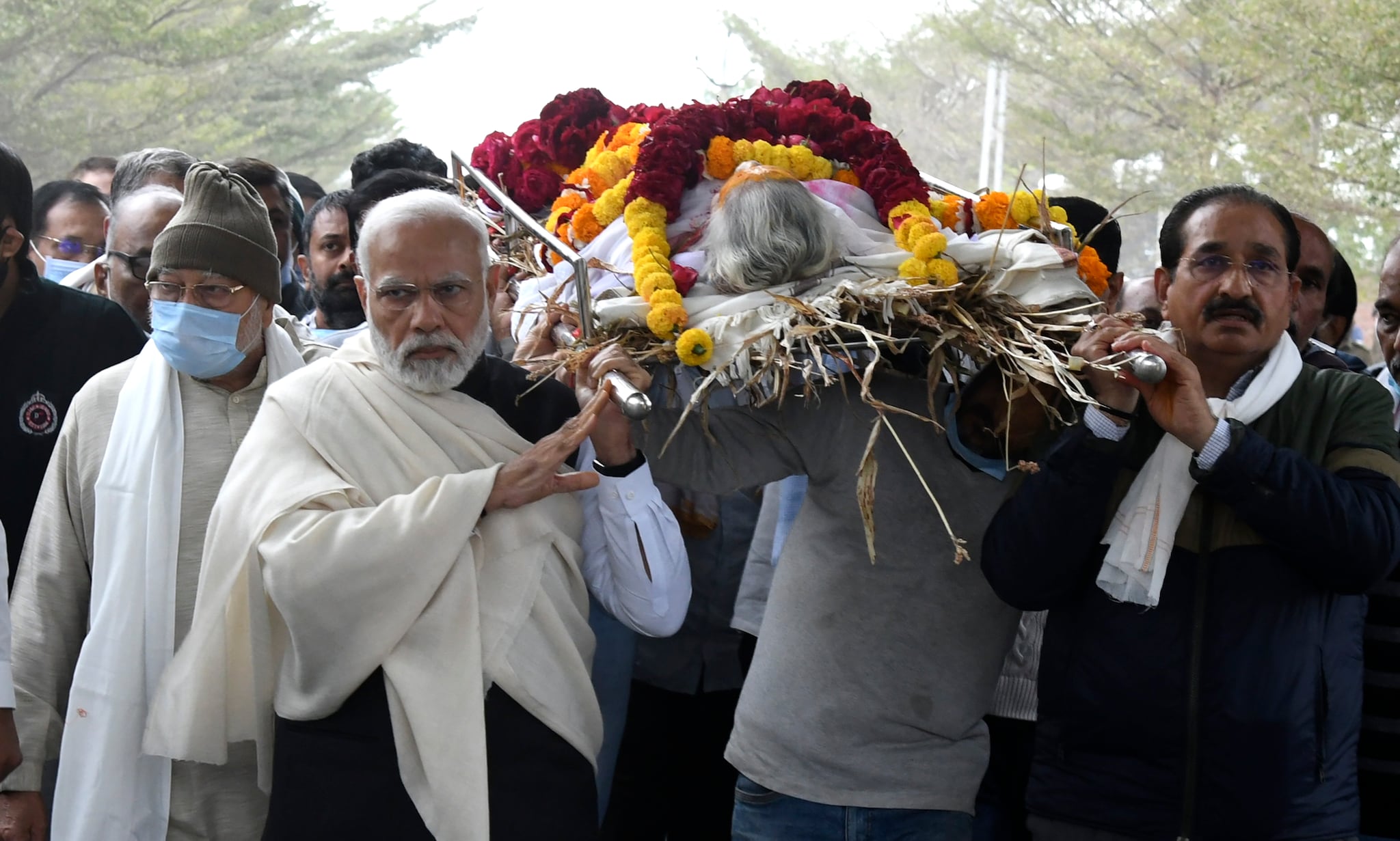 PM Modi Performs Mother's Last Rites With Brothers in Gandhinagar, Back ...