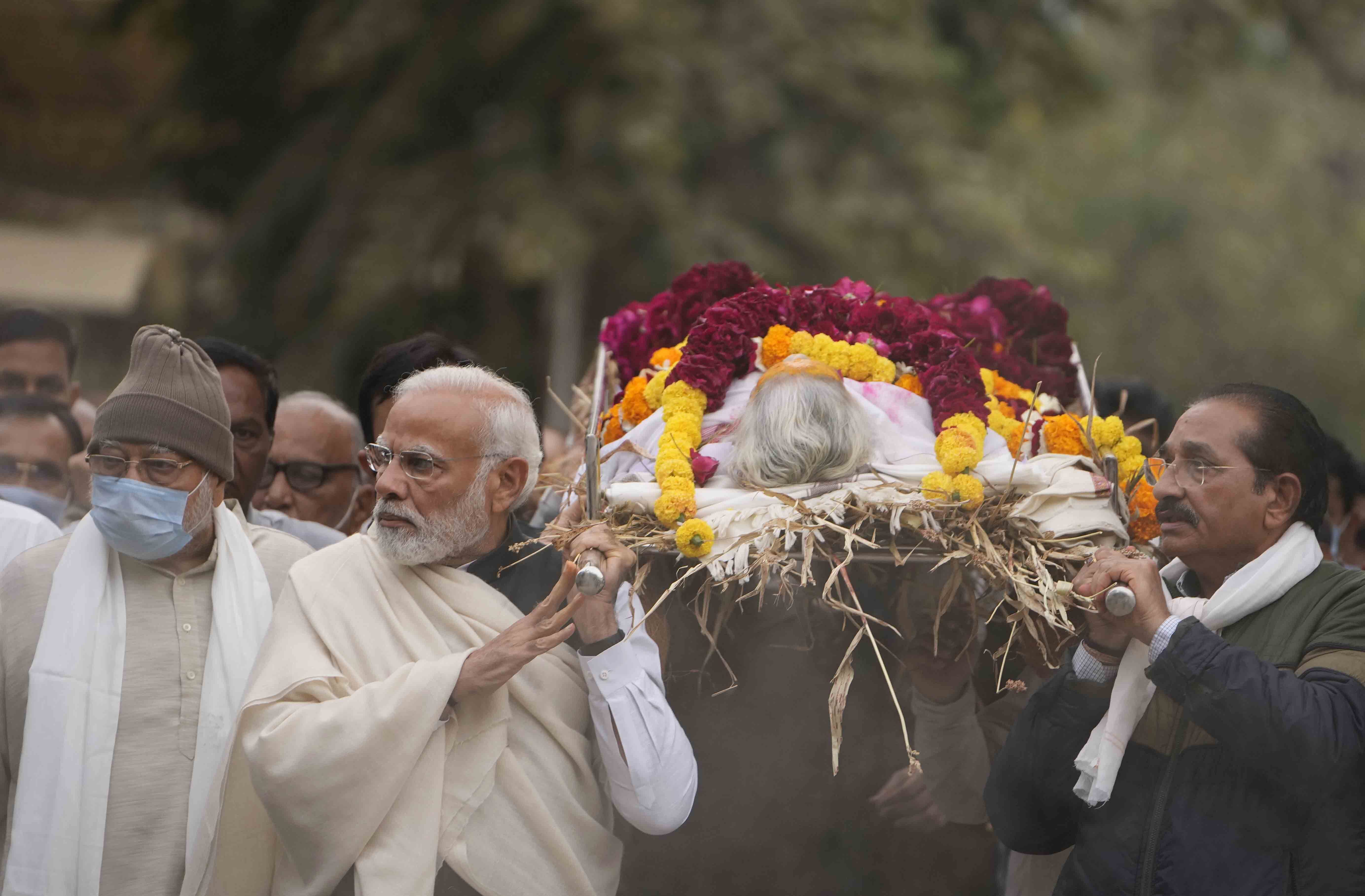 PM Modi Performs Mother's Last Rites With Brothers in Gandhinagar, Back ...