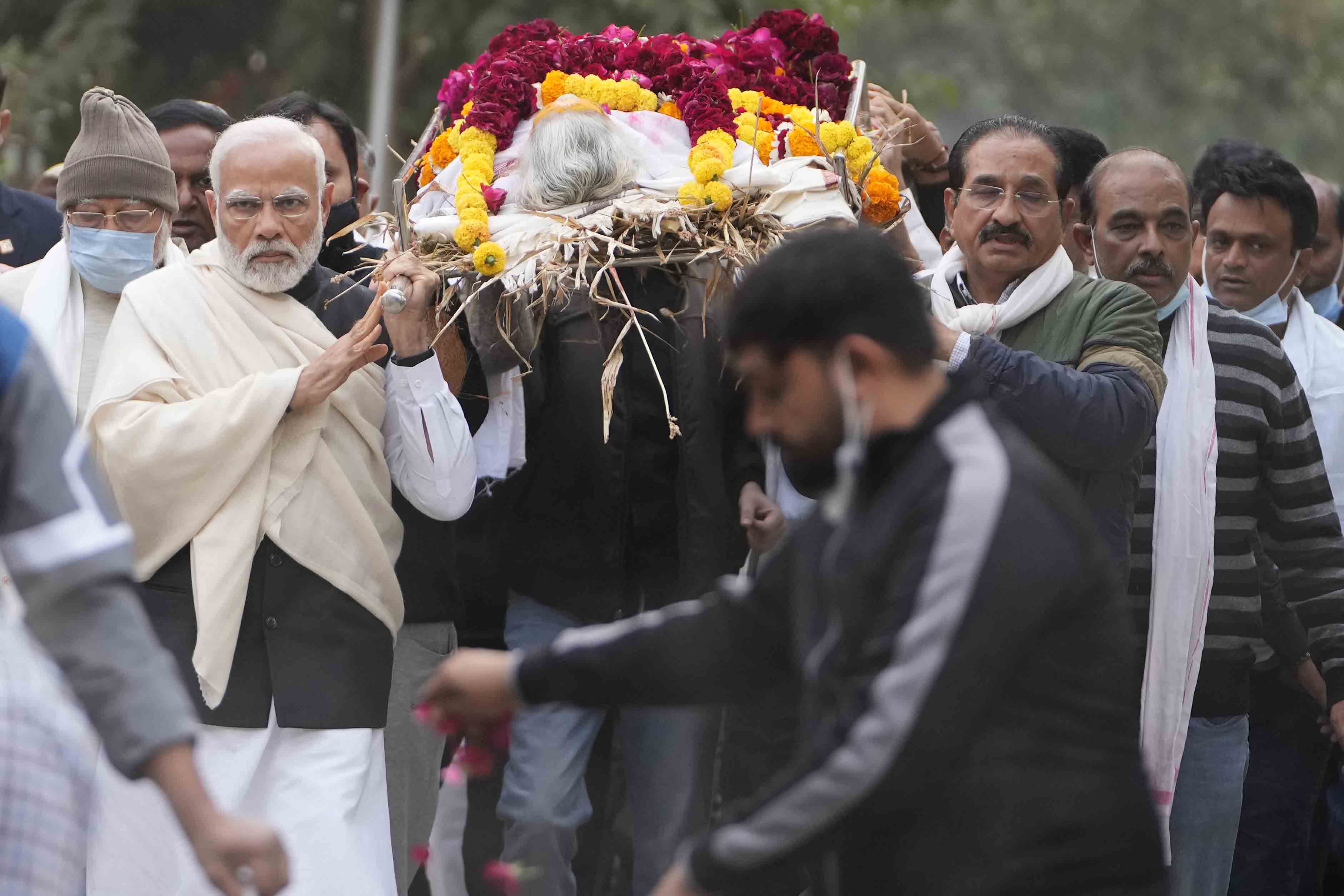 PM Modi Performs Mother's Last Rites With Brothers in Gandhinagar, Back ...
