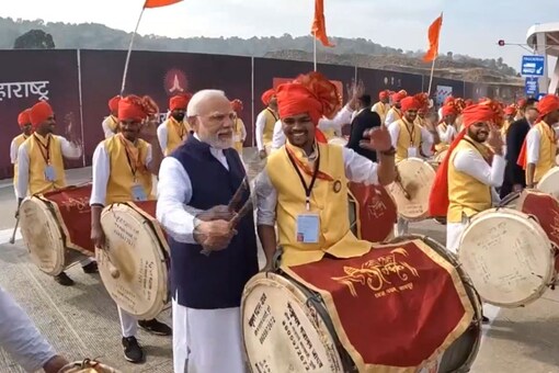 PM Receives Traditional 'Dhol' Welcome in Nagpur. Here's What He Does ...