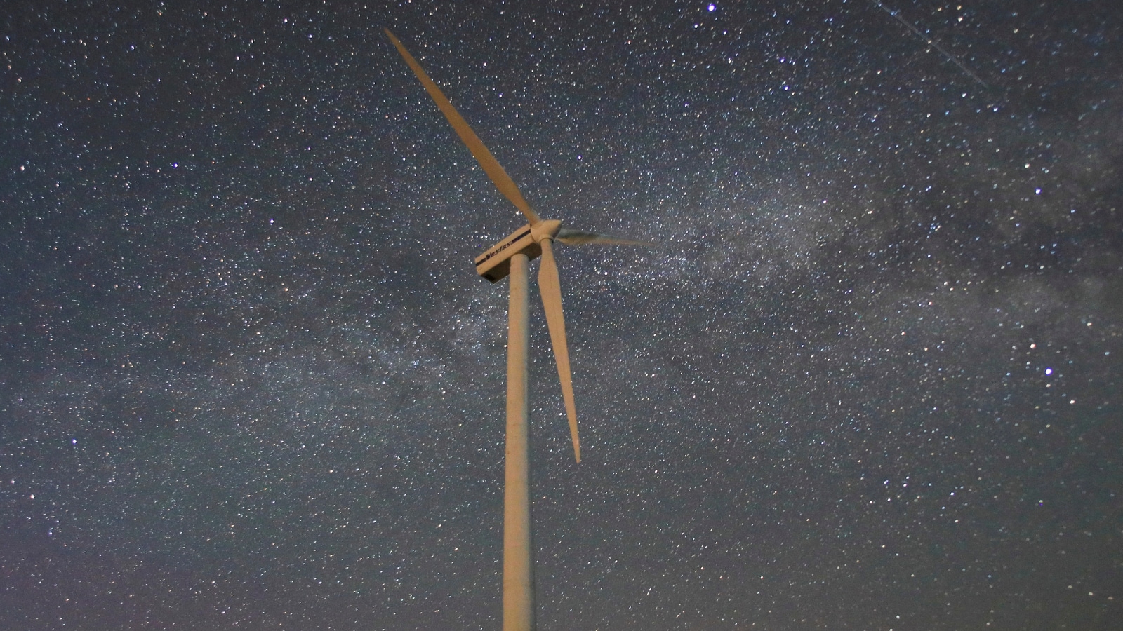 Photographer's Magical Time-lapse Video Shows Still Night Sky as Earth ...