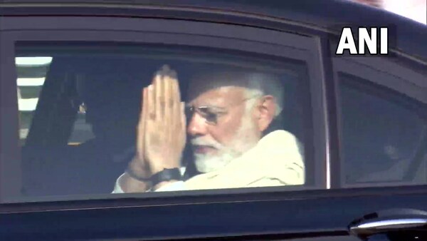 PM Modi Performs Last Rites With Brothers as Mother Heeraben is ...
