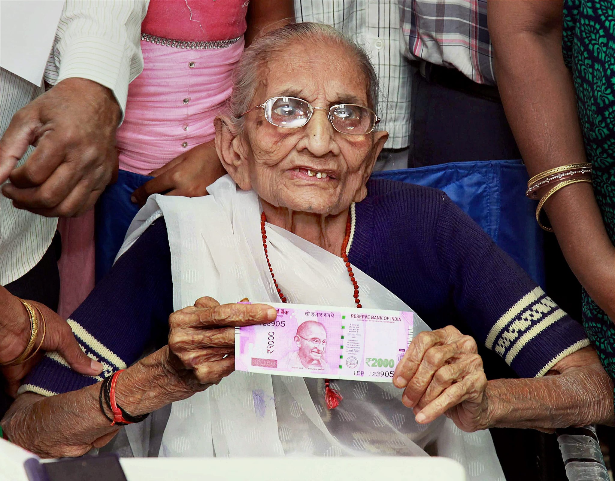 PM Modi Bids Emotional Farewell to Mother; A Look at His Heart-warming ...