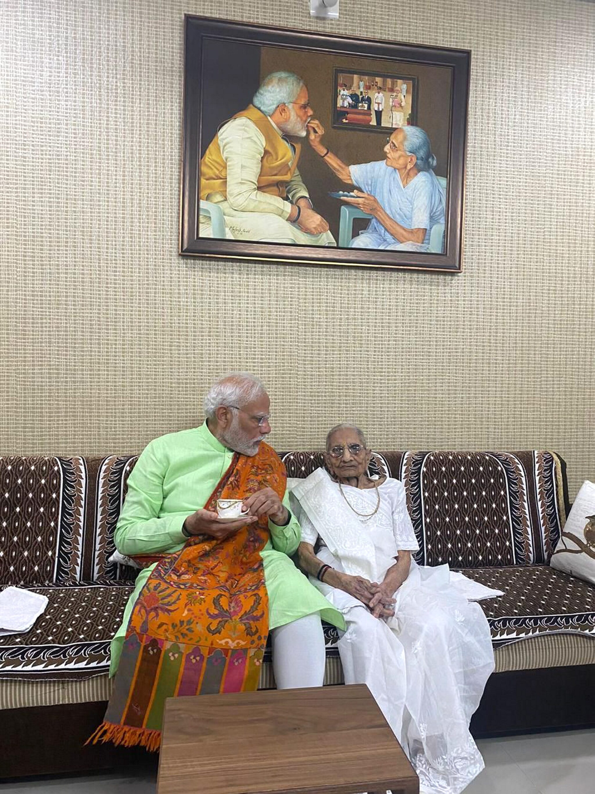 PM Modi Bids Emotional Farewell to Mother; A Look at His Heart-warming ...