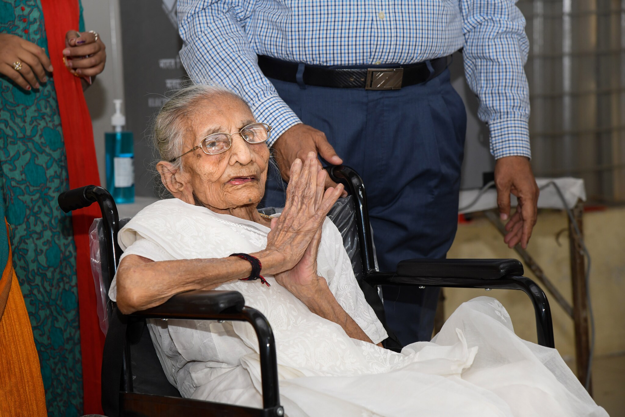 PM Modi Bids Emotional Farewell to Mother; A Look at His Heart-warming ...