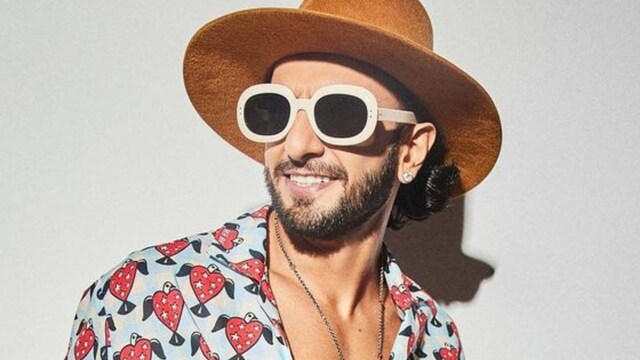 Ranveer Singh Consoles and Hugs a Crying Child In Crowd; Viral Video ...