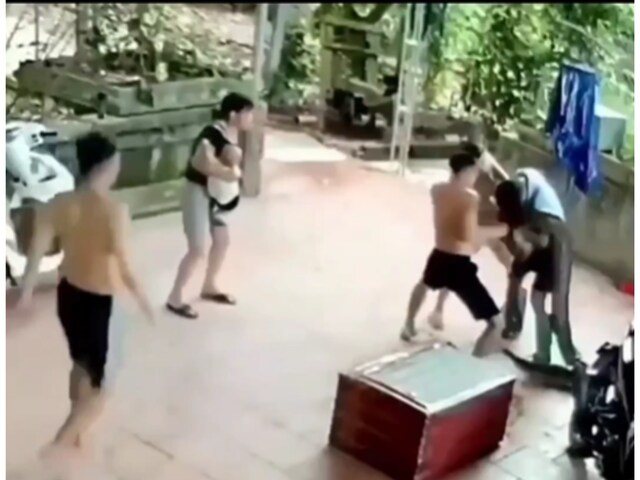 Giant Snake Attacks Man As He Attempts to Remove Reptile From Box ...
