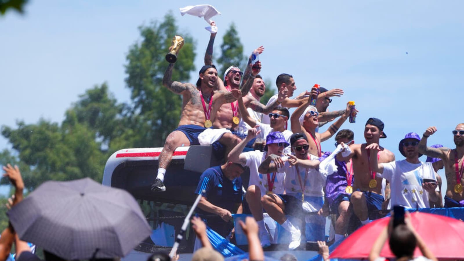Lionel Messi and Co in a Sea of People! FIFA World Cup Winners ...