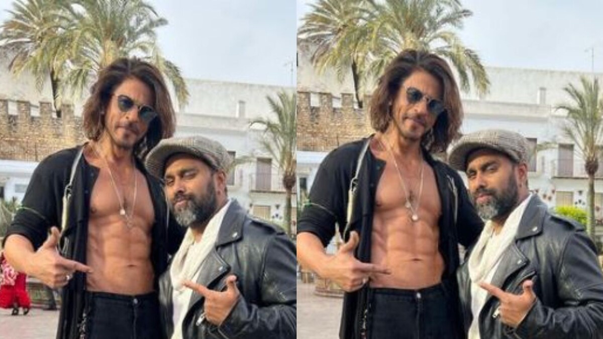 Shah Rukh Khan's Killer Abs in BTS Pic From New Pathaan Song Sends ...