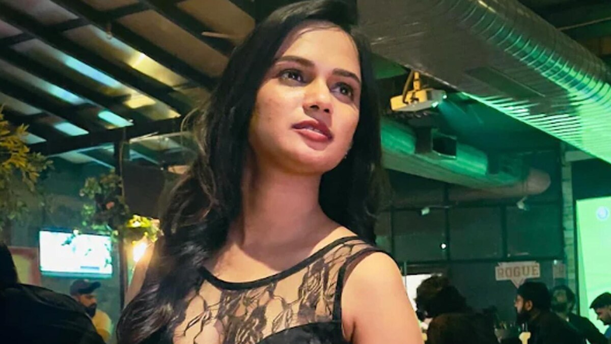 Bigg Boss Telugu 4 Fame Ariyana Glory Sets Temperature Soaring In Black ...