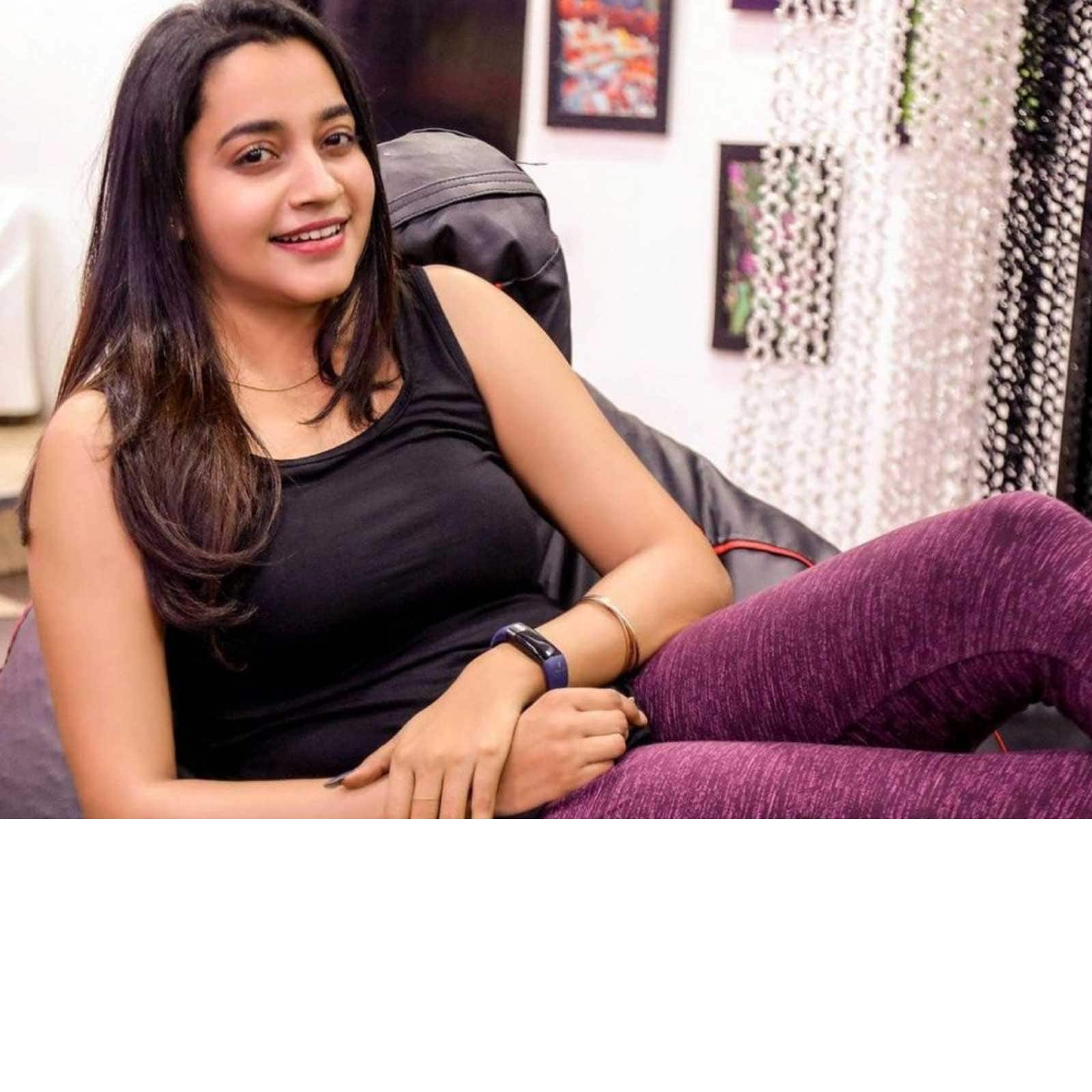 Abarnathi Actress 60 Photos - Moonagedaydream.film